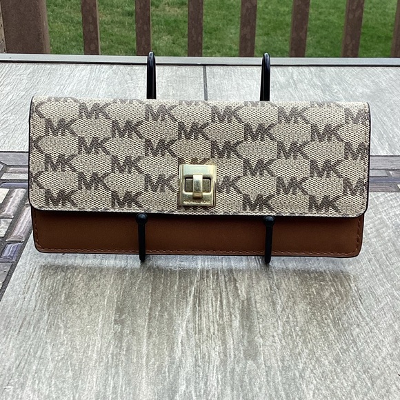 Michael Kors | Bags | Nwot Micheal Kors Natalie Xl Wallet Beautiful ...
